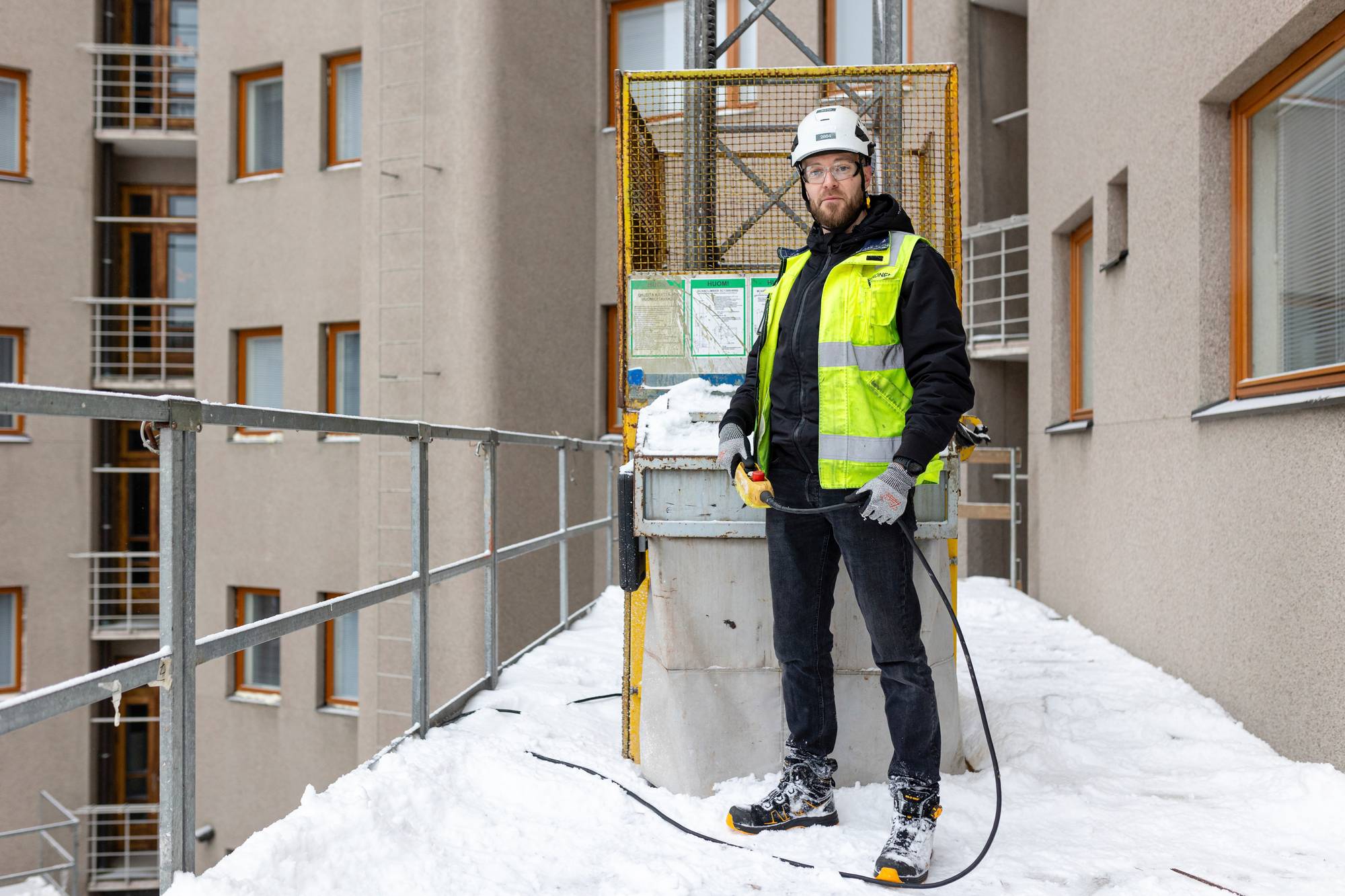 Kattotyömaalla säällä kuin säällä - Työ Terveys Turvallisuus -lehti TTT